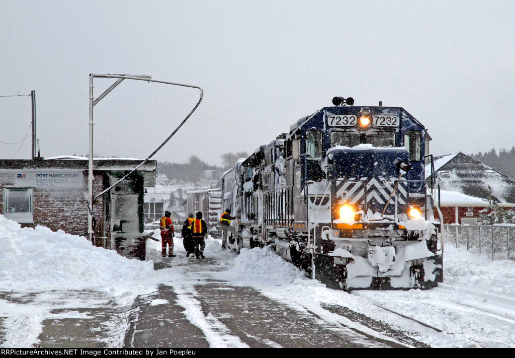 HLCX 7232 with the first Train after an Blizzard